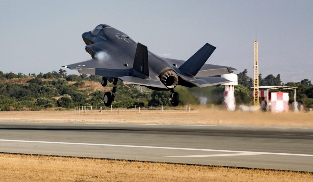 Minister for the Armed Forces meets troops stationed in Cyprus